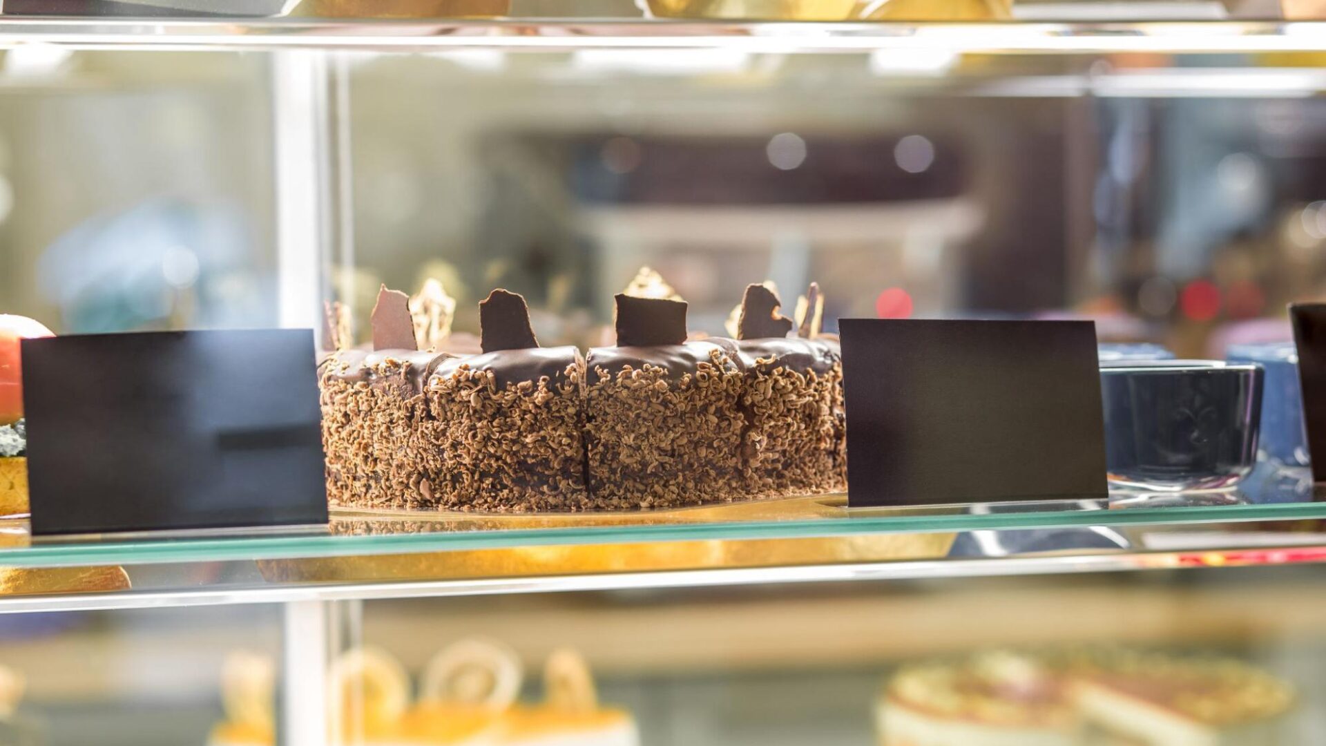 How Long Should You Defrost Cake at Room Temperature: The Process