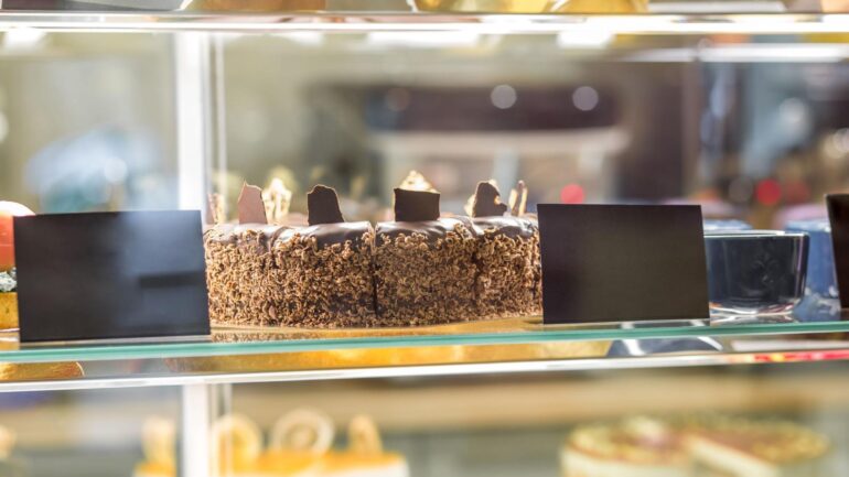 How Long Should You Defrost Cake at Room Temperature: The Process